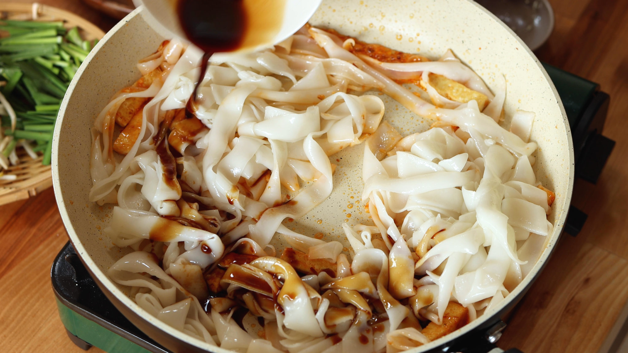 Vegan Char Kuey Teow - Stir-fried Flat Rice Noodles '炒粿条' - WoonHeng