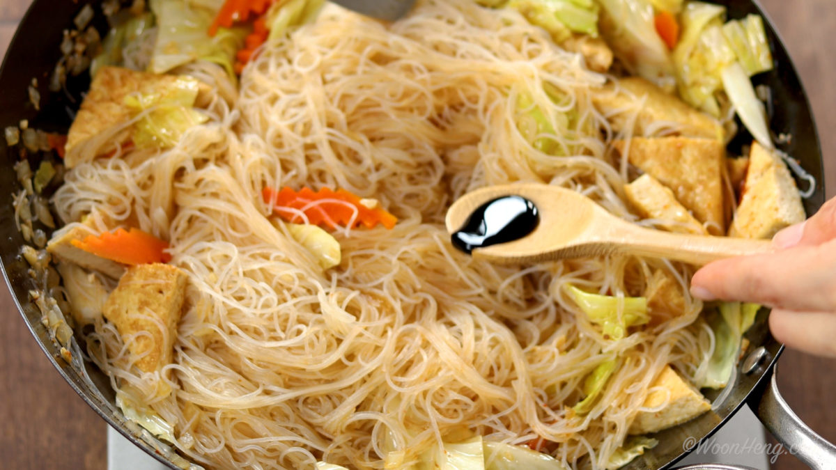Spicy and Tangy Easy vegan Mee Siam you need - WoonHeng