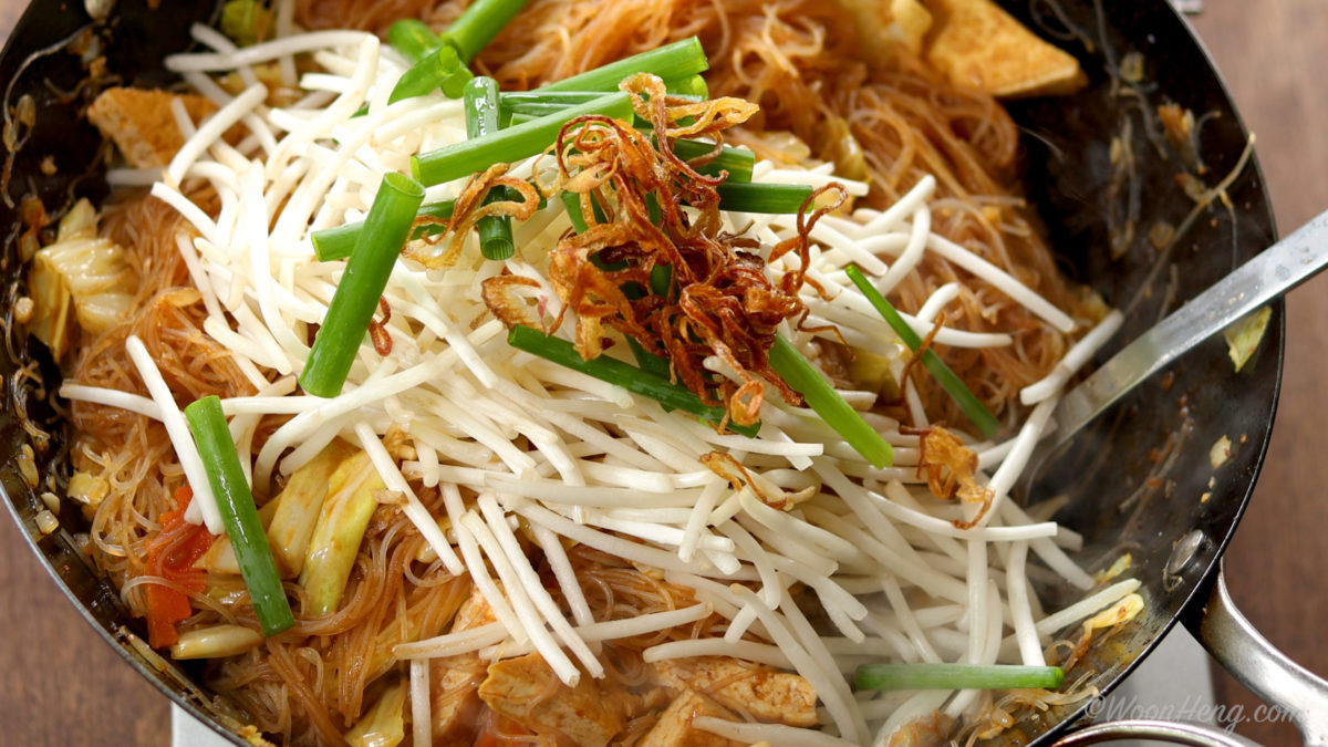 Spicy and Tangy Easy vegan Mee Siam you need - WoonHeng